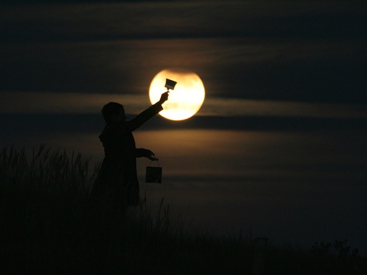 Charming Moon – Feel Desain | your daily dose of creativity