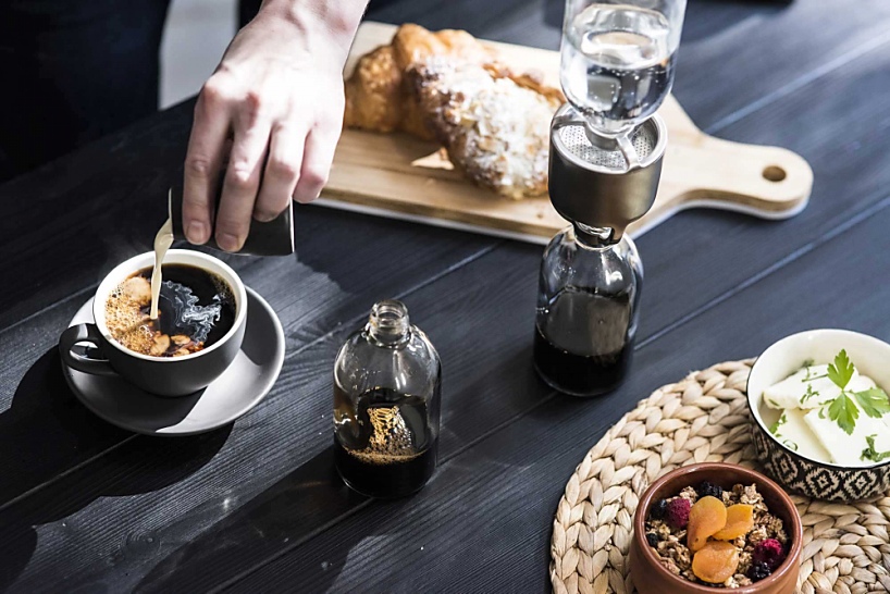 Vaupel creates for Atmos Coffee a disruptive coffepot – Feel Desain ...